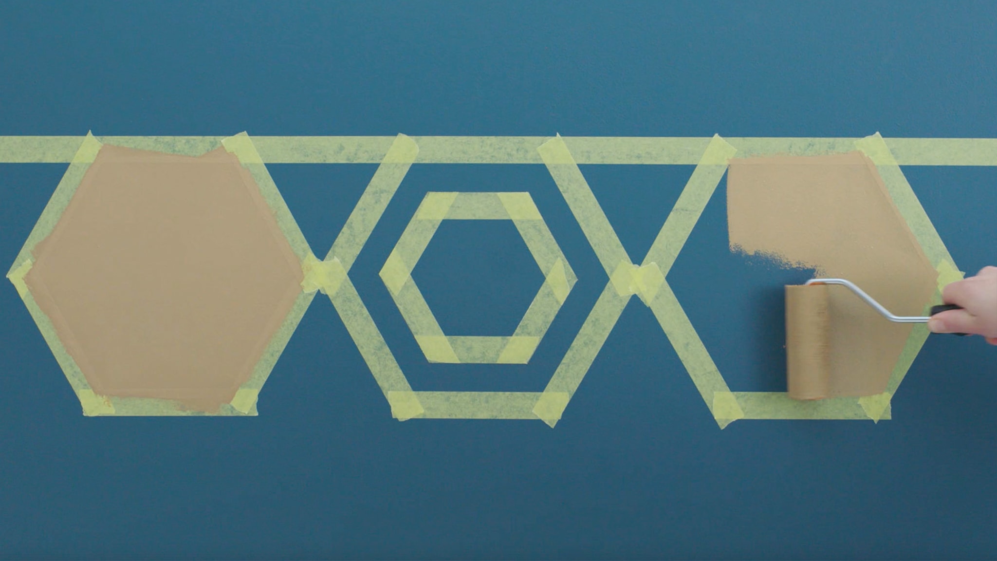 How to paint a honeycomb design on your wall | Dulux